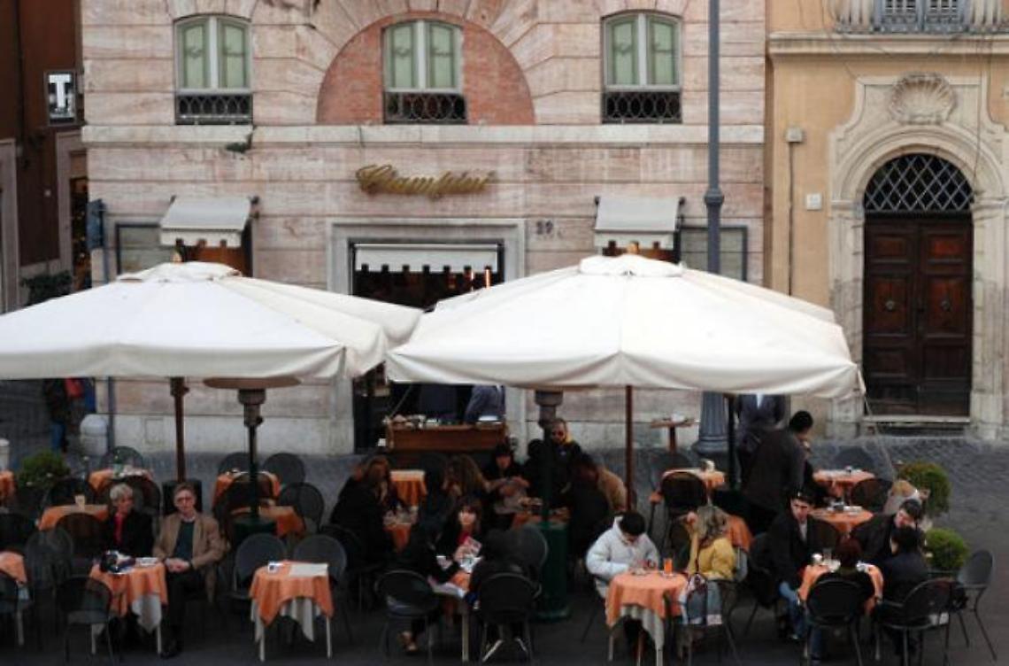 Roma, incendio ed esplosione nel Bar Ciampini: un morto tra i ...