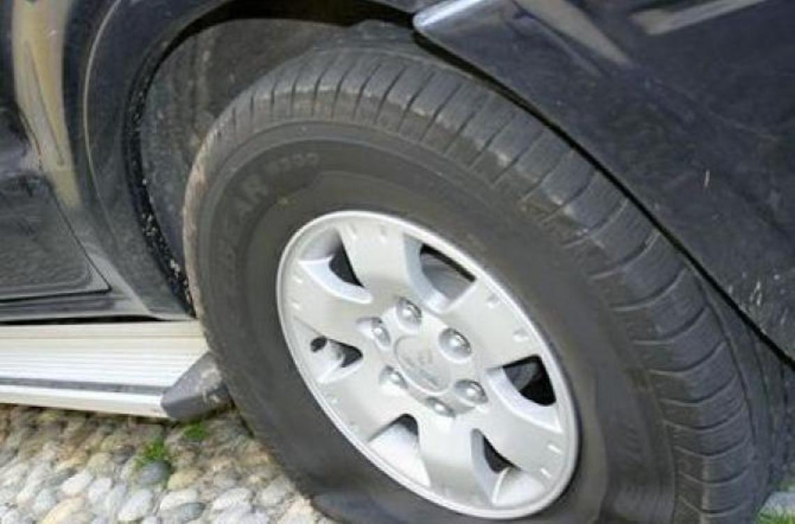 Chiodi e oggetti appuntiti disseminati sulla strada: strage di gomme d ...