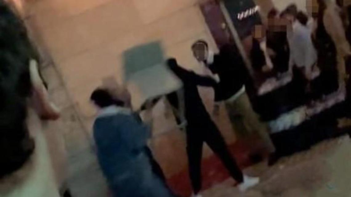 Rissa in centro tra giovanissimi. I video diventano virali - Foto 1 di ...