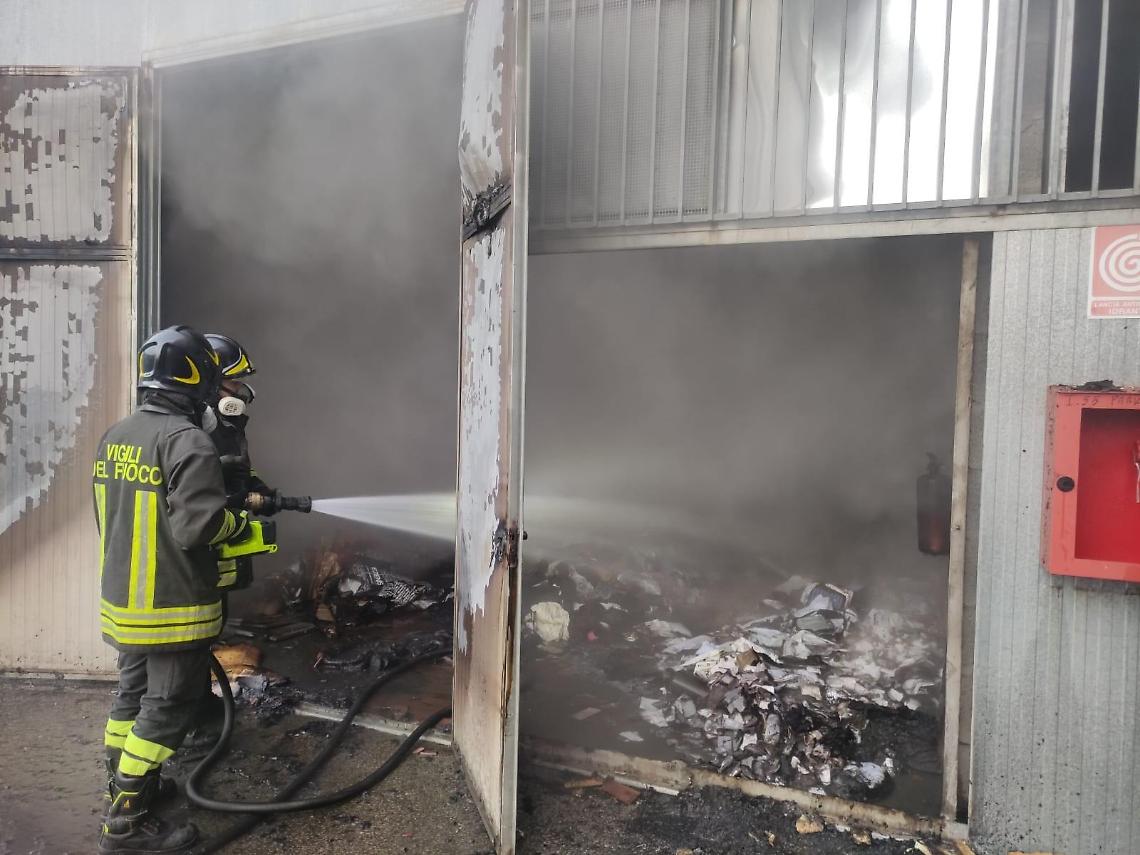 Fiamme in un magazzino adiacente al centro commerciale Le Sorgenti ...
