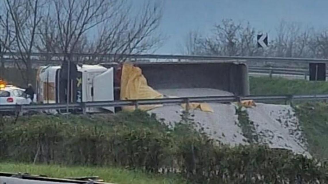 Camion si ribalta all'ingresso dell'autostrada. Ferito il conducente - Ciociaria Oggi