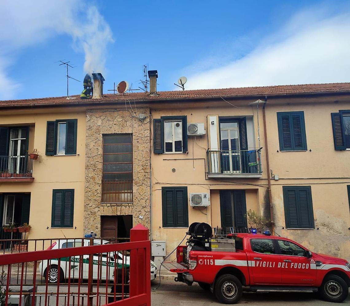Canna fumaria in fiamme. Immediato l'intervento dei vigili del fuoco - Ciociaria Oggi
