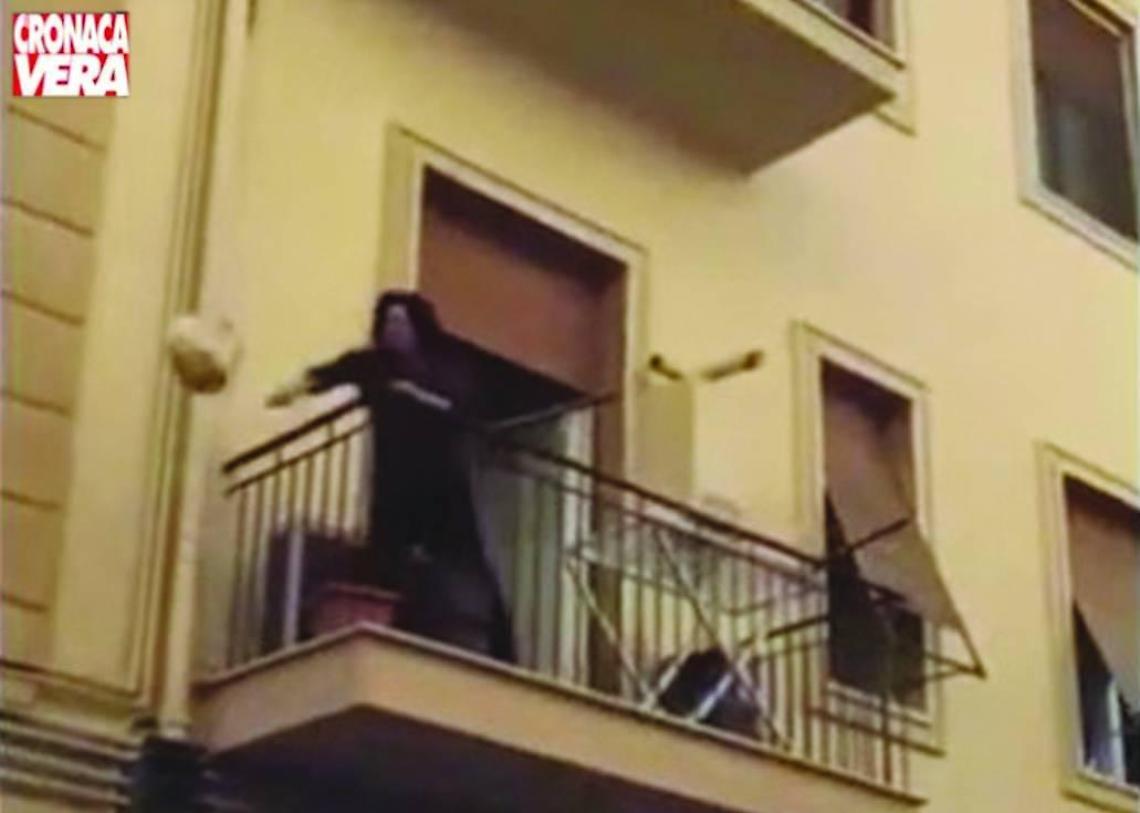 Dai balconi piove la “monnezza”. E la scena diventa virale sul web ...