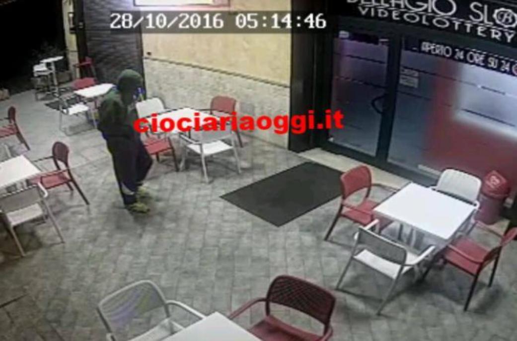 Pistola puntata alla tempia, rapina alla sala slot all'alba - Foto 1 di 2 - Ciociaria Oggi