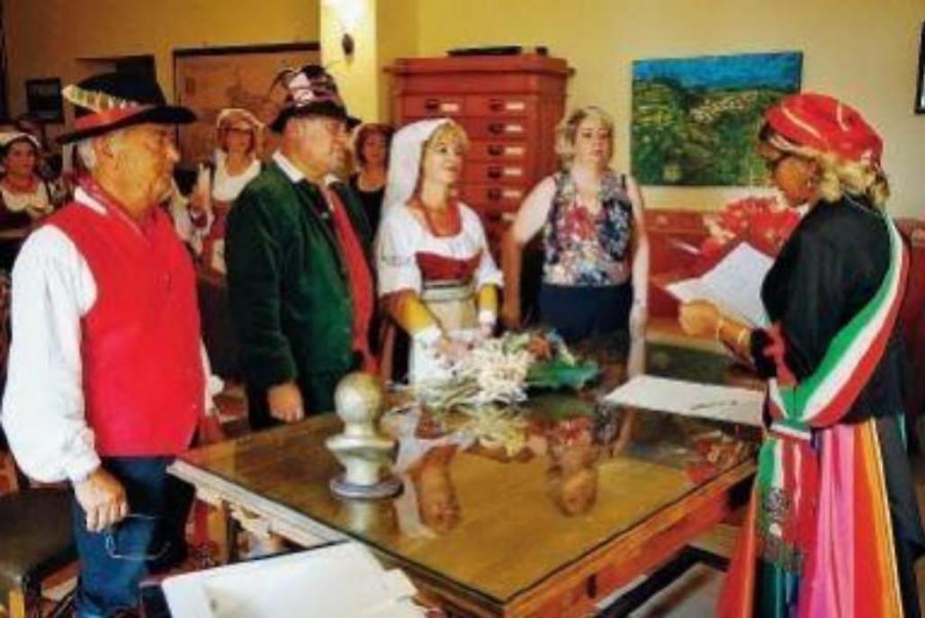 Un “sì” speciale con le ciocie: il matrimonio diventa... folk - Foto 1 ...