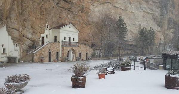Neve al santuario della Santissima Trinità: panorama suggestivo - Foto ...