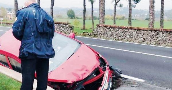 Paura in strada: finisce in una cunetta e distrugge l'auto. Donna ...