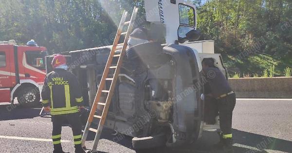 Incidente in autostrada, camper si ribalta e rischia di prendere fuoco ...