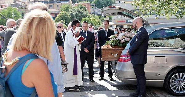 Funerali, uno straziante addio a Vincenzina Capoccetta - Foto 1 di 1 ...