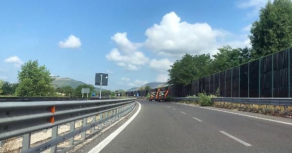 Operazione pulizia sulla superstrada - Foto 1 di 3 - Ciociaria Oggi