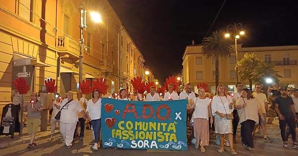 Tutti in corteo con le candele per il convento dei Passionisti ...