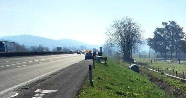 In fuga dal coronavirus: insegnante esce fuori strada e finisce nella ...